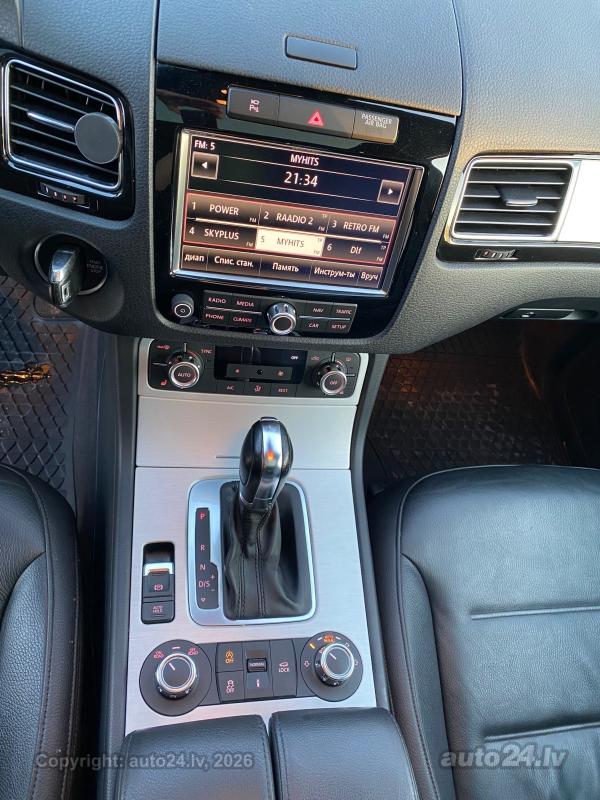 Black Volkswagen Touareg 2014 in Tallinn, with an engine capacity of 3.00 L and mileage of 273 thousand km for 13500 €, photo 10 on AUTOMOTO.COM.LV