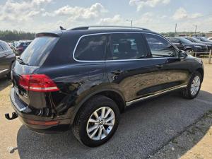 Black Volkswagen Touareg 2014 in Vilnius, with an engine capacity of 2.97 L and mileage of 253 thousand km for 11800 €, photo 7 on AUTOMOTO.COM.LV