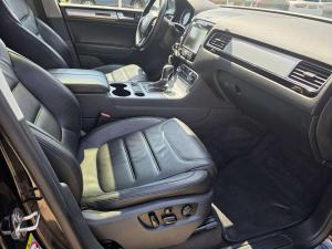 Black Volkswagen Touareg 2014 in Vilnius, with an engine capacity of 2.97 L and mileage of 253 thousand km for 11800 €, photo 8 on AUTOMOTO.COM.LV