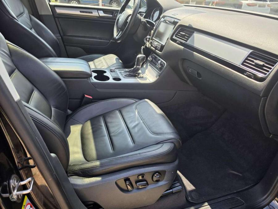 Black Volkswagen Touareg 2014 in Vilnius, with an engine capacity of 2.97 L and mileage of 253 thousand km for 11800 €, photo 8 on AUTOMOTO.COM.LV