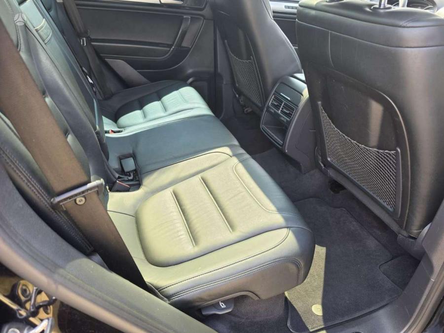 Black Volkswagen Touareg 2014 in Vilnius, with an engine capacity of 2.97 L and mileage of 253 thousand km for 11800 €, photo 10 on AUTOMOTO.COM.LV