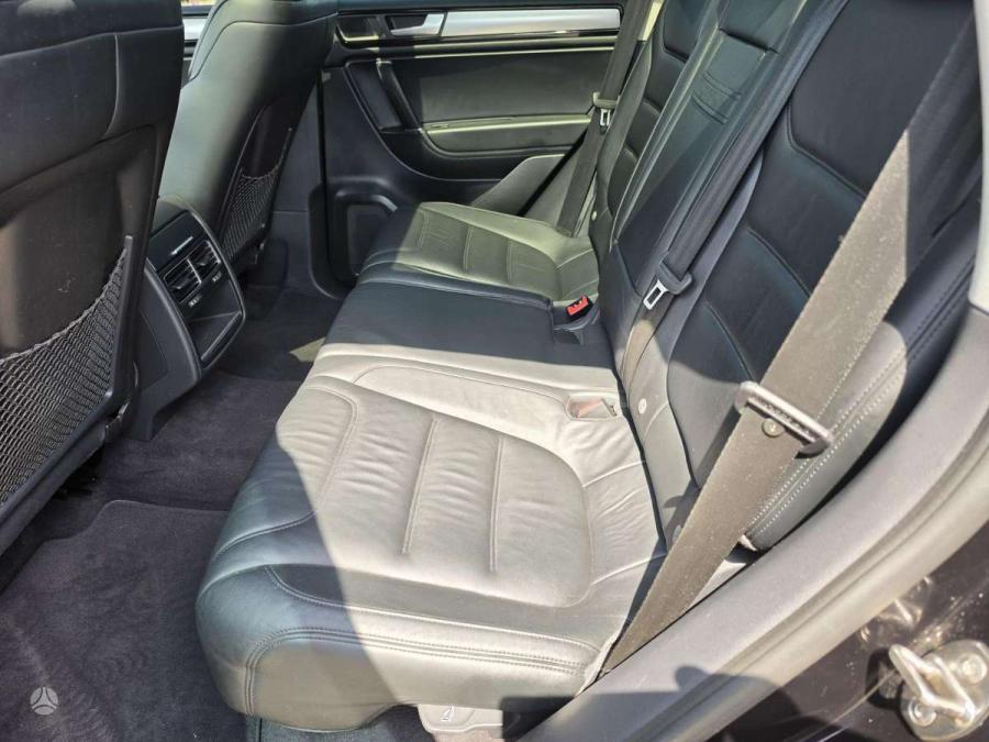 Black Volkswagen Touareg 2014 in Vilnius, with an engine capacity of 2.97 L and mileage of 253 thousand km for 11800 €, photo 11 on AUTOMOTO.COM.LV