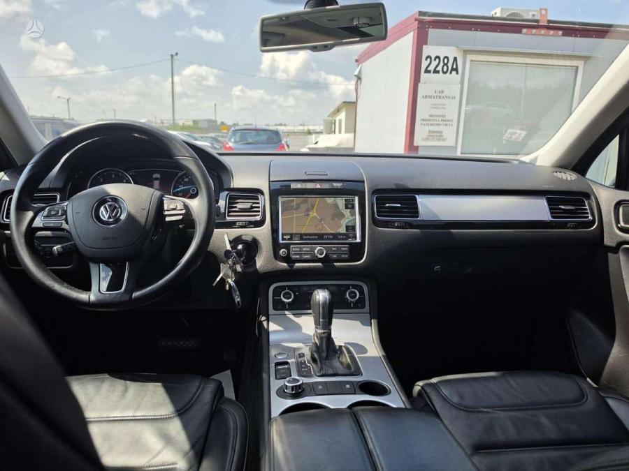 Black Volkswagen Touareg 2014 in Vilnius, with an engine capacity of 2.97 L and mileage of 253 thousand km for 11800 €, photo 12 on AUTOMOTO.COM.LV