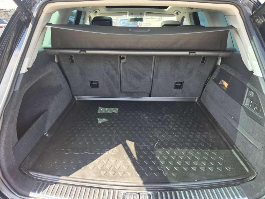Black Volkswagen Touareg 2014 in Vilnius, with an engine capacity of 2.97 L and mileage of 253 thousand km for 11800 €, photo 13 on AUTOMOTO.COM.LV