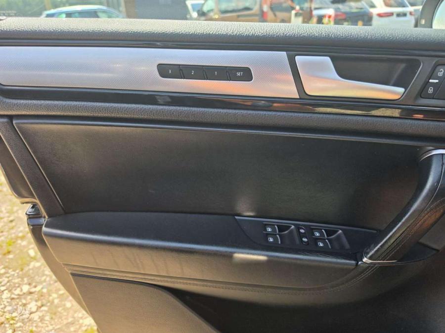 Black Volkswagen Touareg 2014 in Vilnius, with an engine capacity of 2.97 L and mileage of 253 thousand km for 11800 €, photo 14 on AUTOMOTO.COM.LV