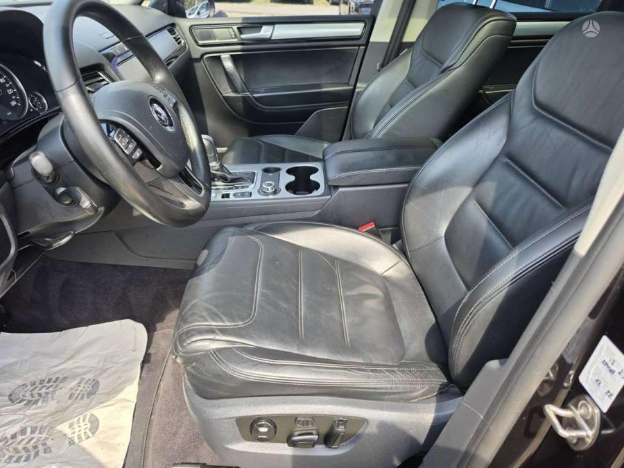 Black Volkswagen Touareg 2014 in Vilnius, with an engine capacity of 2.97 L and mileage of 253 thousand km for 11800 €, photo 16 on AUTOMOTO.COM.LV