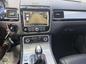 Black Volkswagen Touareg 2014 in Vilnius, with an engine capacity of 2.97 L and mileage of 253 thousand km for 11800 €, photo 18 on AUTOMOTO.COM.LV
