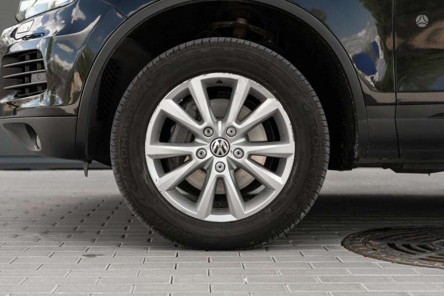 Melns Volkswagen Touareg 2014 Viļņa, ar dzinēja tilpumu 2.97 L un nobraukumu 305 tūkst. km par 9750 €, foto 8 vietnē AUTOMOTO.COM.LV