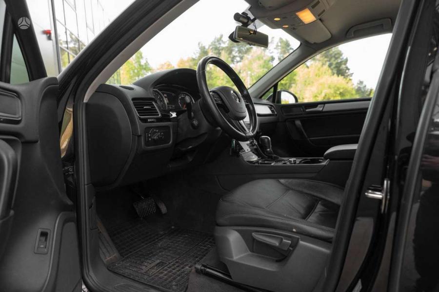 Melns Volkswagen Touareg 2014 Viļņa, ar dzinēja tilpumu 2.97 L un nobraukumu 305 tūkst. km par 9750 €, foto 15 vietnē AUTOMOTO.COM.LV