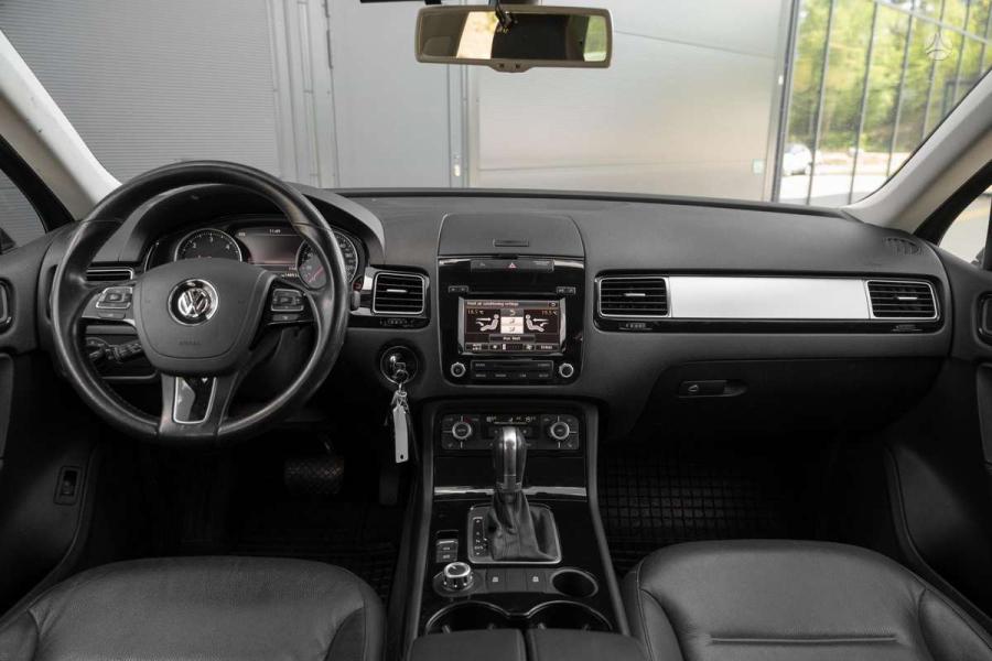 Melns Volkswagen Touareg 2014 Viļņa, ar dzinēja tilpumu 2.97 L un nobraukumu 305 tūkst. km par 9750 €, foto 16 vietnē AUTOMOTO.COM.LV