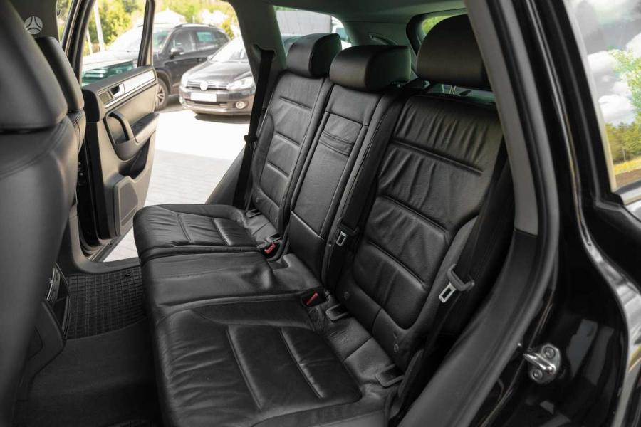 Melns Volkswagen Touareg 2014 Viļņa, ar dzinēja tilpumu 2.97 L un nobraukumu 305 tūkst. km par 9750 €, foto 18 vietnē AUTOMOTO.COM.LV