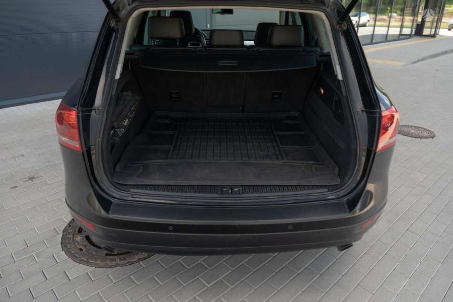 Melns Volkswagen Touareg 2014 Viļņa, ar dzinēja tilpumu 2.97 L un nobraukumu 305 tūkst. km par 9750 €, foto 20 vietnē AUTOMOTO.COM.LV