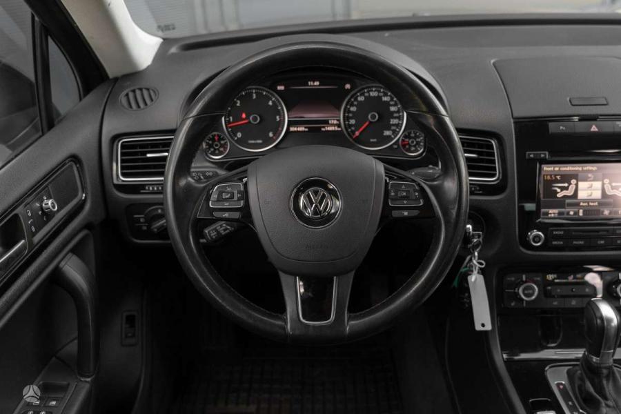 Melns Volkswagen Touareg 2014 Viļņa, ar dzinēja tilpumu 2.97 L un nobraukumu 305 tūkst. km par 9750 €, foto 23 vietnē AUTOMOTO.COM.LV