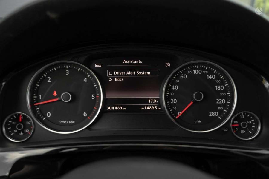 Melns Volkswagen Touareg 2014 Viļņa, ar dzinēja tilpumu 2.97 L un nobraukumu 305 tūkst. km par 9750 €, foto 24 vietnē AUTOMOTO.COM.LV