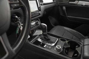 Melns Volkswagen Touareg 2014 Viļņa, ar dzinēja tilpumu 2.97 L un nobraukumu 305 tūkst. km par 9750 €, foto 30 vietnē AUTOMOTO.COM.LV