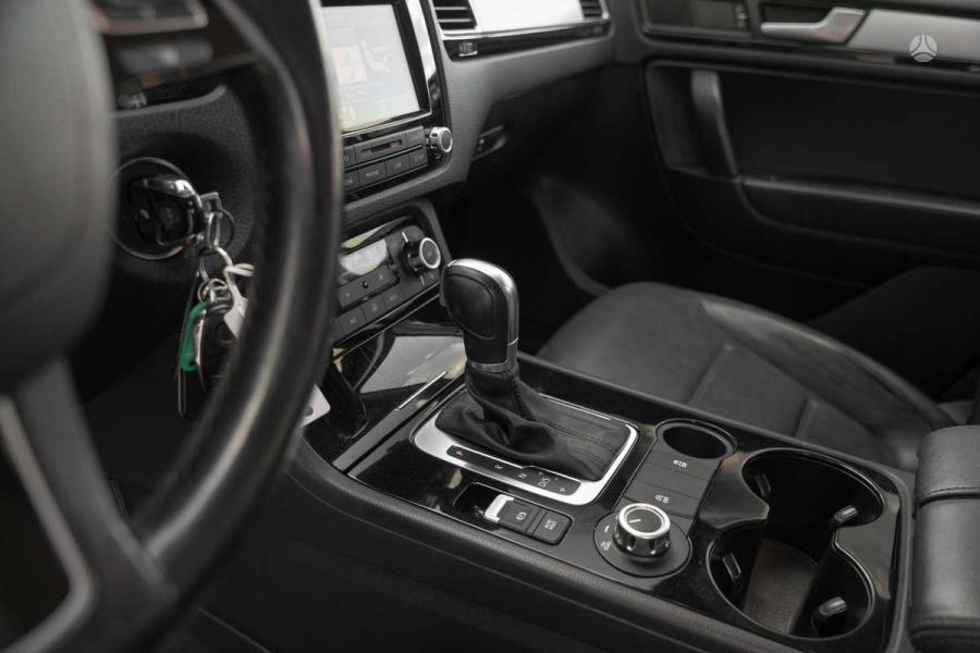Melns Volkswagen Touareg 2014 Viļņa, ar dzinēja tilpumu 2.97 L un nobraukumu 305 tūkst. km par 9750 €, foto 30 vietnē AUTOMOTO.COM.LV