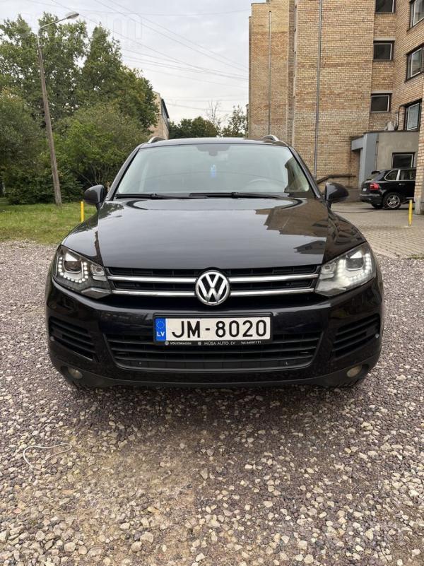 Black Volkswagen Touareg 2014 in Riga, with an engine capacity of 3.00 L and mileage of 269 thousand km for 11900 €, photo 3 on AUTOMOTO.COM.LV