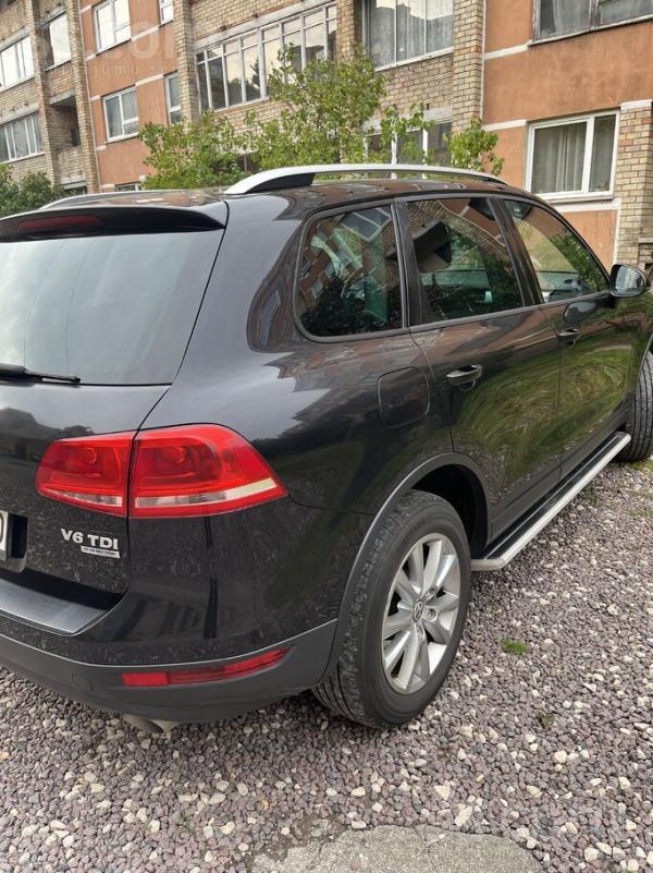 Black Volkswagen Touareg 2014 in Riga, with an engine capacity of 3.00 L and mileage of 269 thousand km for 11900 €, photo 5 on AUTOMOTO.COM.LV