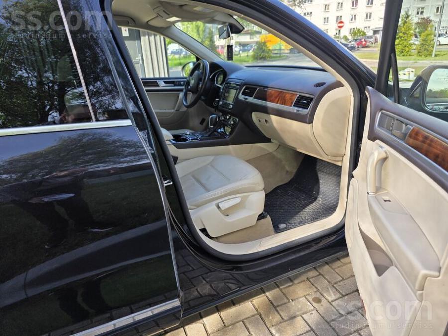 Melns Volkswagen Touareg 2015 Rīga, ar dzinēja tilpumu 3.00 L un nobraukumu 339 tūkst. km par 14790 €, foto 12 vietnē AUTOMOTO.COM.LV