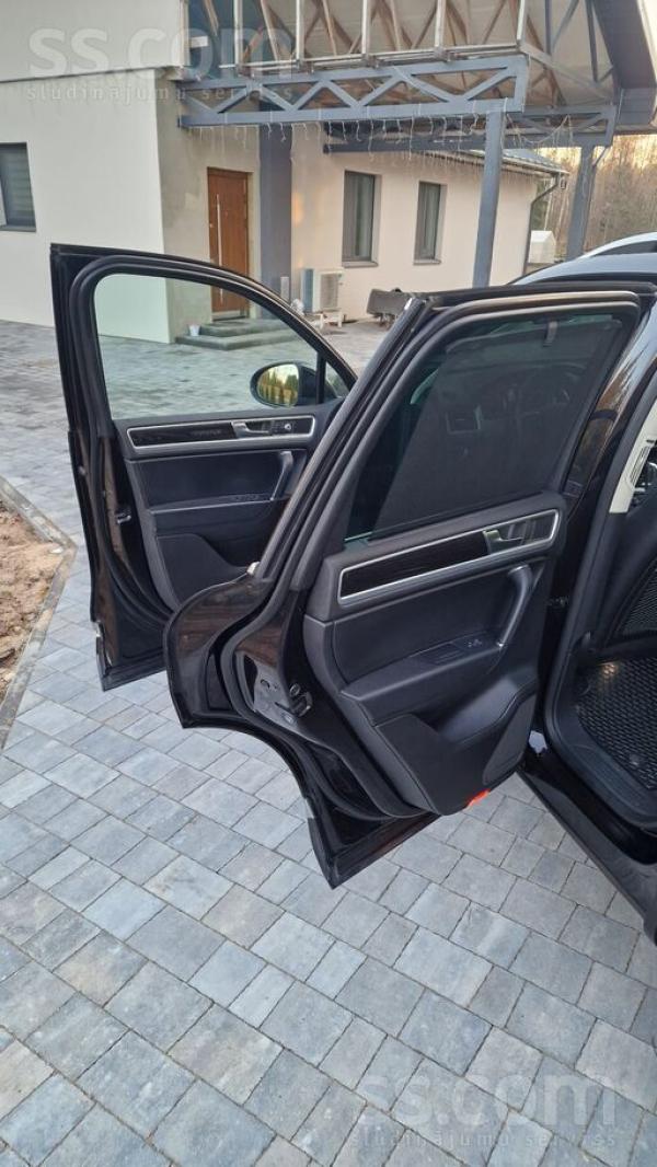 Black Volkswagen Touareg 2015 in Riga, with an engine capacity of 3.00 L and mileage of 280 thousand km for 16800 €, photo 6 on AUTOMOTO.COM.LV