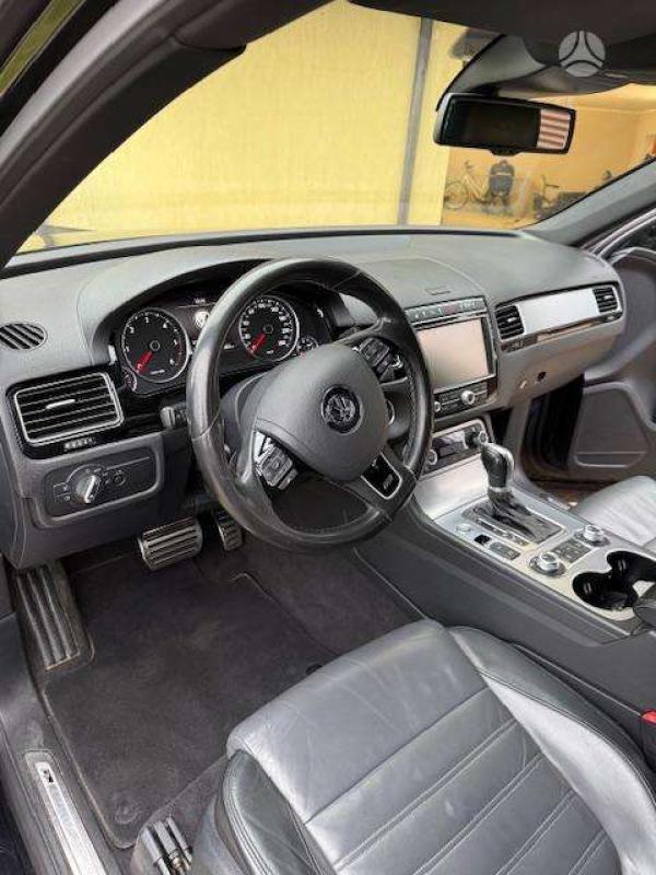 Melns Volkswagen Touareg 2015 Kauņa, ar dzinēja tilpumu 2.97 L un nobraukumu 339 tūkst. km par 14950 €, foto 6 vietnē AUTOMOTO.COM.LV
