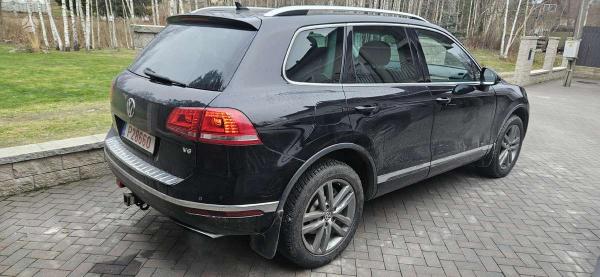 Black Volkswagen Touareg 2015 in Vilnius, with an engine capacity of 3.60 L and mileage of 305 thousand km for 12300 €, photo 3 on AUTOMOTO.COM.LV
