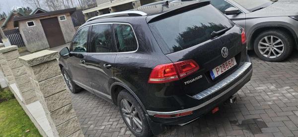 Black Volkswagen Touareg 2015 in Vilnius, with an engine capacity of 3.60 L and mileage of 305 thousand km for 12300 €, photo 5 on AUTOMOTO.COM.LV