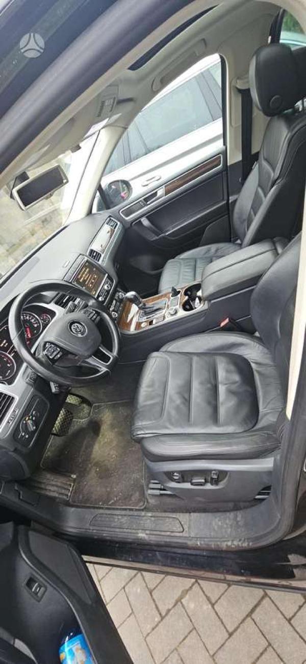 Black Volkswagen Touareg 2015 in Vilnius, with an engine capacity of 3.60 L and mileage of 305 thousand km for 12300 €, photo 7 on AUTOMOTO.COM.LV