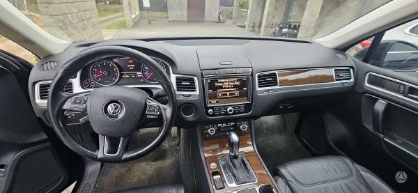 Black Volkswagen Touareg 2015 in Vilnius, with an engine capacity of 3.60 L and mileage of 305 thousand km for 12300 €, photo 8 on AUTOMOTO.COM.LV