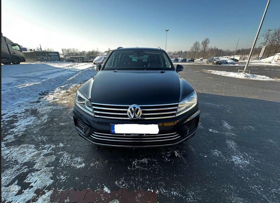 Black Volkswagen Touareg 2015 in Vilnius, with an engine capacity of 2.97 L and mileage of 205 thousand km for 14200 €, photo 1 on AUTOMOTO.COM.LV