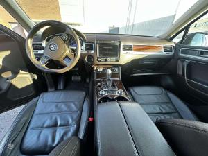 Black Volkswagen Touareg 2015 in Vilnius, with an engine capacity of 2.97 L and mileage of 205 thousand km for 14200 €, photo 5 on AUTOMOTO.COM.LV