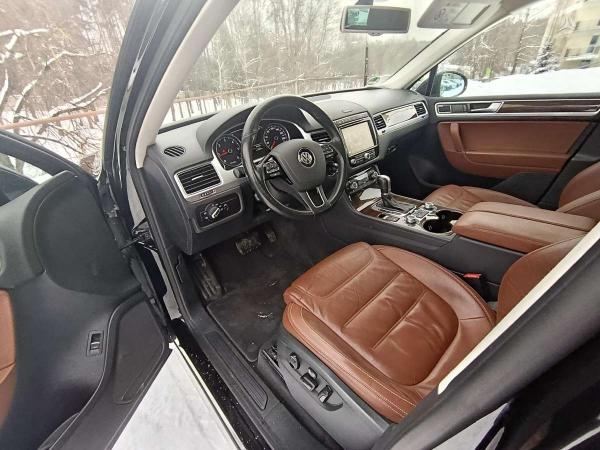 Black Volkswagen Touareg 2015 in Vilnius, with an engine capacity of 2.97 L and mileage of 250 thousand km for 15000 €, photo 6 on AUTOMOTO.COM.LV