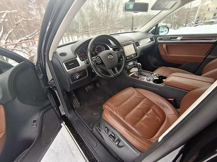 Melns Volkswagen Touareg 2015 Viļņa, ar dzinēja tilpumu 2.97 L un nobraukumu 250 tūkst. km par 15000 €, foto 6 vietnē AUTOMOTO.COM.LV