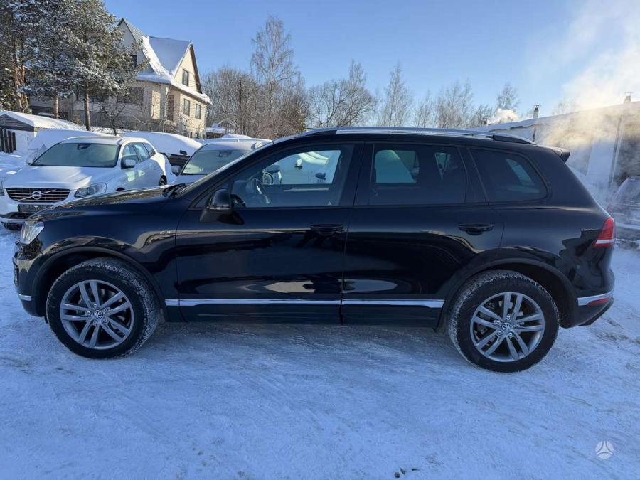 Melns Volkswagen Touareg 2015 Utena, ar dzinēja tilpumu 2.97 L un nobraukumu 270 tūkst. km par 15500 €, foto 5 vietnē AUTOMOTO.COM.LV