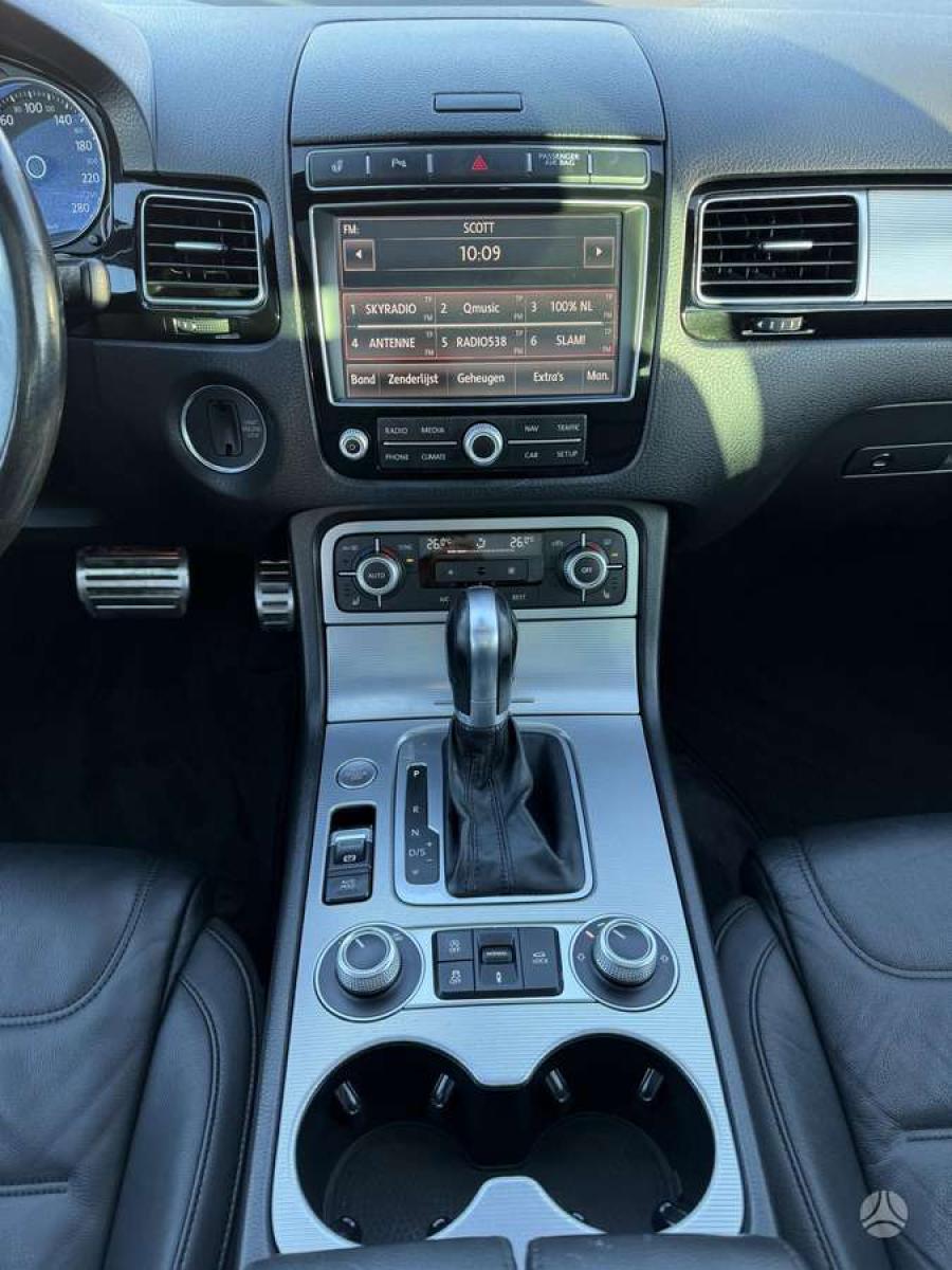 Melns Volkswagen Touareg 2015 Utena, ar dzinēja tilpumu 2.97 L un nobraukumu 270 tūkst. km par 15500 €, foto 26 vietnē AUTOMOTO.COM.LV