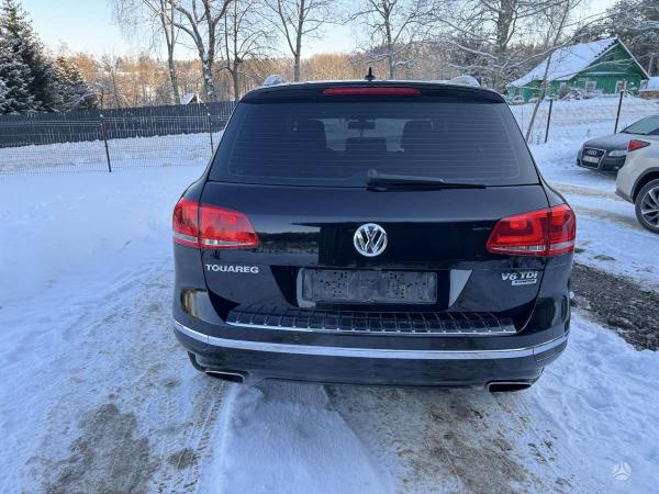 Black Volkswagen Touareg 2015 in Elektrenai, with an engine capacity of 3.00 L and mileage of 255 thousand km for 13999 €, photo 6 on AUTOMOTO.COM.LV