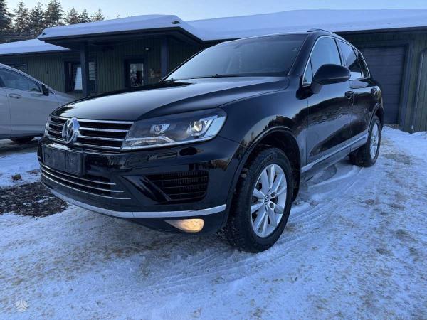 Black Volkswagen Touareg 2015 in Elektrenai, with an engine capacity of 3.00 L and mileage of 255 thousand km for 13999 €, photo 7 on AUTOMOTO.COM.LV