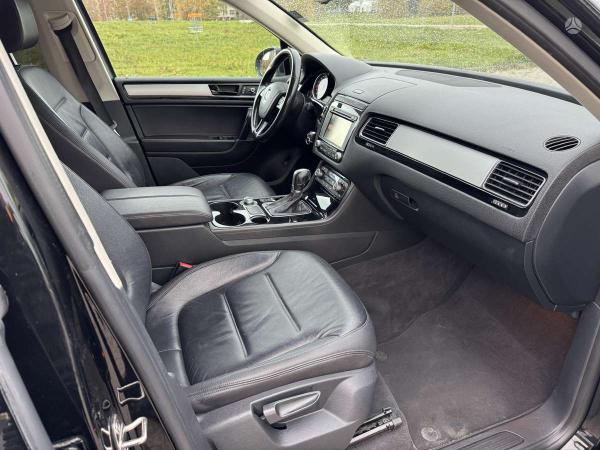 Black Volkswagen Touareg 2015 in Elektrenai, with an engine capacity of 3.00 L and mileage of 255 thousand km for 13999 €, photo 9 on AUTOMOTO.COM.LV