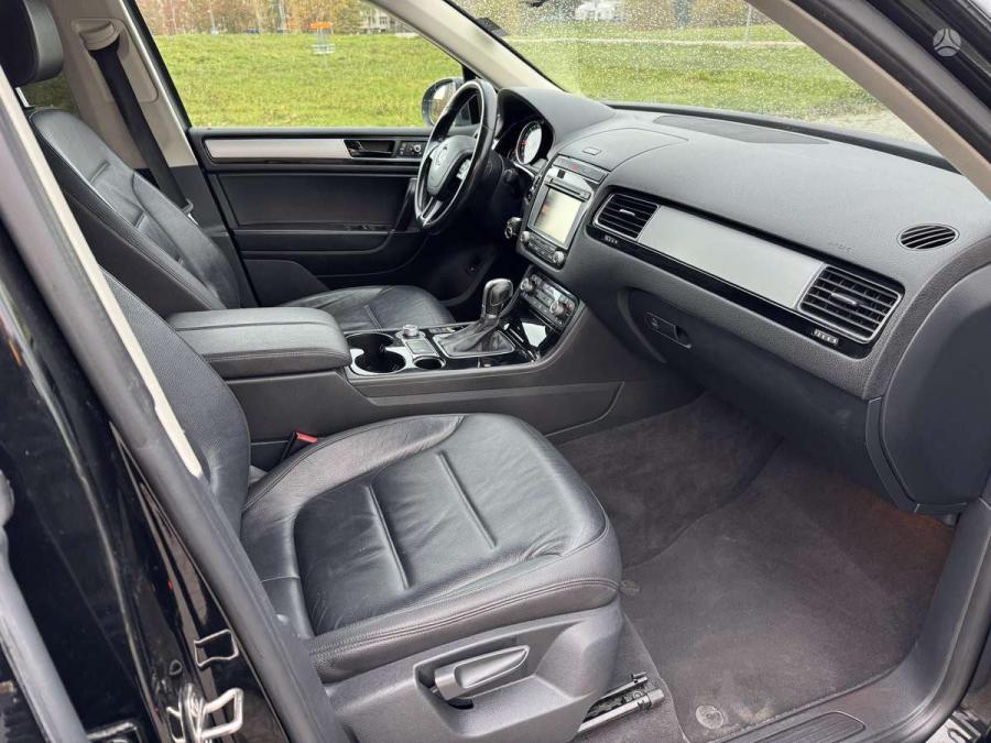 Melns Volkswagen Touareg 2015 Elektrėnai, ar dzinēja tilpumu 3.00 L un nobraukumu 255 tūkst. km par 13999 €, foto 9 vietnē AUTOMOTO.COM.LV