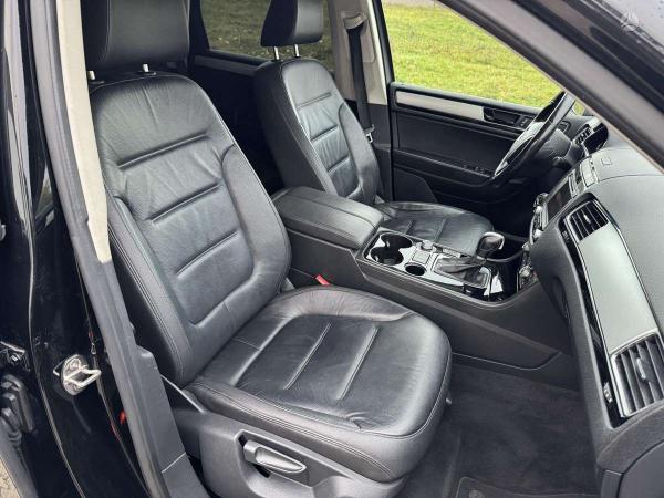 Black Volkswagen Touareg 2015 in Elektrenai, with an engine capacity of 3.00 L and mileage of 255 thousand km for 13999 €, photo 10 on AUTOMOTO.COM.LV