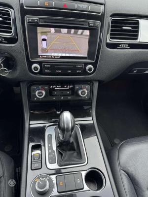 Melns Volkswagen Touareg 2015 Elektrėnai, ar dzinēja tilpumu 3.00 L un nobraukumu 255 tūkst. km par 13999 €, foto 13 vietnē AUTOMOTO.COM.LV