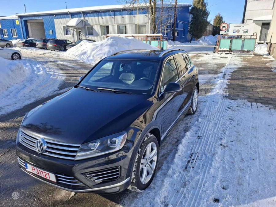 Black Volkswagen Touareg 2015 in Siauliai, with an engine capacity of 3.60 L and mileage of 225 thousand km for 13500 €, photo 1 on AUTOMOTO.COM.LV