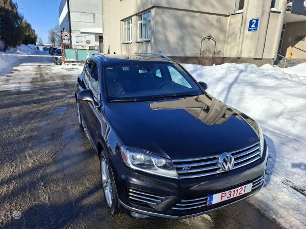 Black Volkswagen Touareg 2015 in Siauliai, with an engine capacity of 3.60 L and mileage of 225 thousand km for 13500 €, photo 2 on AUTOMOTO.COM.LV