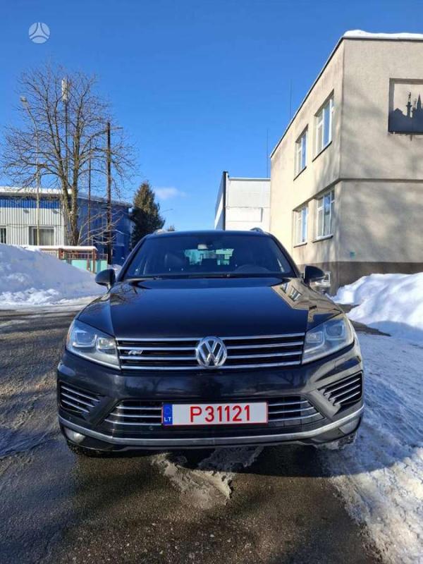 Black Volkswagen Touareg 2015 in Siauliai, with an engine capacity of 3.60 L and mileage of 225 thousand km for 13500 €, photo 3 on AUTOMOTO.COM.LV