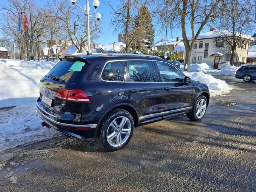 Black Volkswagen Touareg 2015 in Siauliai, with an engine capacity of 3.60 L and mileage of 225 thousand km for 13500 €, photo 4 on AUTOMOTO.COM.LV
