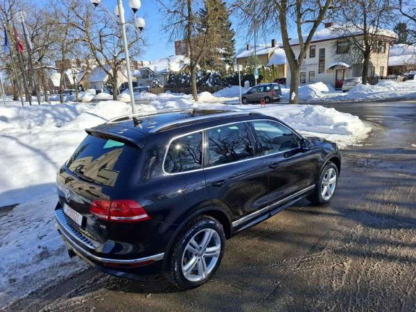 Black Volkswagen Touareg 2015 in Siauliai, with an engine capacity of 3.60 L and mileage of 225 thousand km for 13500 €, photo 5 on AUTOMOTO.COM.LV