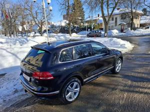 Black Volkswagen Touareg 2015 in Siauliai, with an engine capacity of 3.60 L and mileage of 225 thousand km for 13500 €, photo 5 on AUTOMOTO.COM.LV