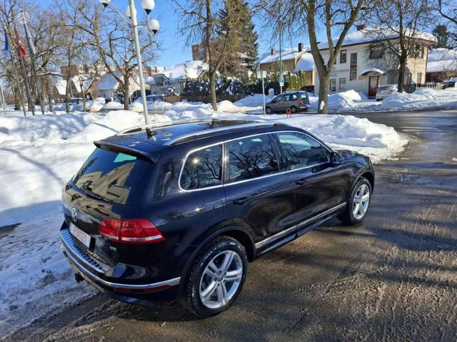 Black Volkswagen Touareg 2015 in Siauliai, with an engine capacity of 3.60 L and mileage of 225 thousand km for 13500 €, photo 5 on AUTOMOTO.COM.LV