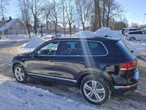 Black Volkswagen Touareg 2015 in Siauliai, with an engine capacity of 3.60 L and mileage of 225 thousand km for 13500 €, photo 6 on AUTOMOTO.COM.LV
