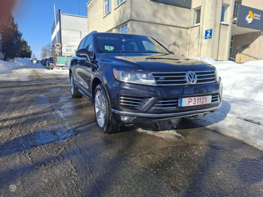 Black Volkswagen Touareg 2015 in Siauliai, with an engine capacity of 3.60 L and mileage of 225 thousand km for 13500 €, photo 7 on AUTOMOTO.COM.LV